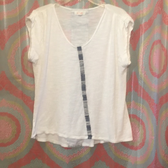 le sample | Tops | White Top With Stripe Pattern Down Middle | Poshmark